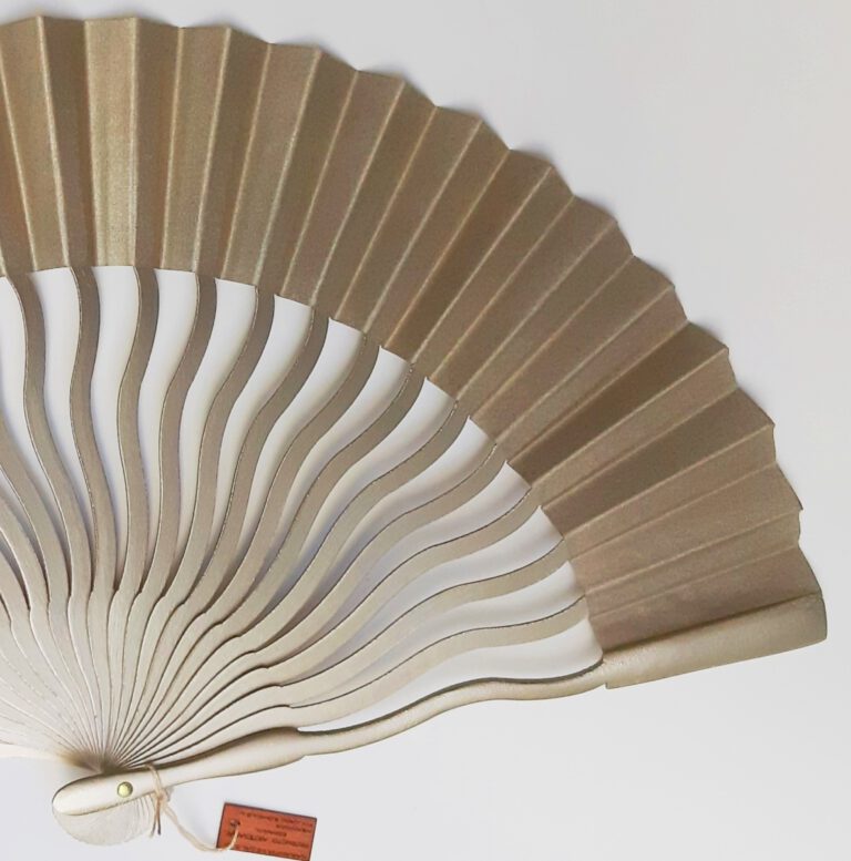 Painted wood hand fan - Artesamart